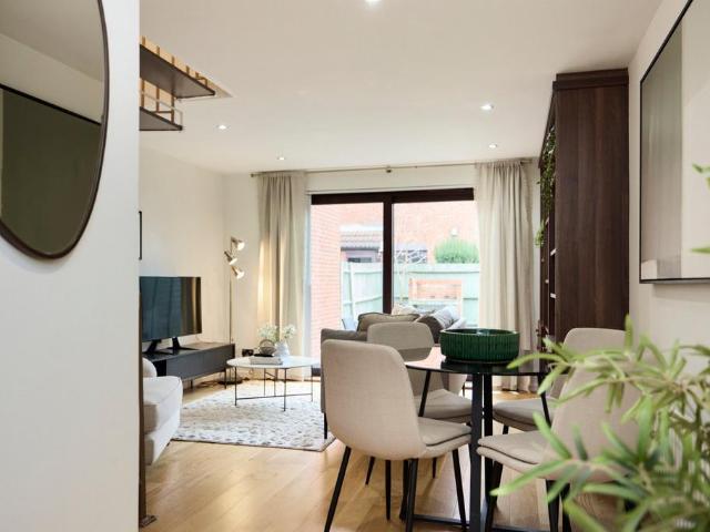 Claire Place, London, E14 2 bed terraced house to rent £3,250 pcm £750 pw