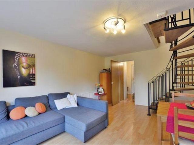 Claire Place, London E14 2 bed house to rent £2,300 pcm £531 pw