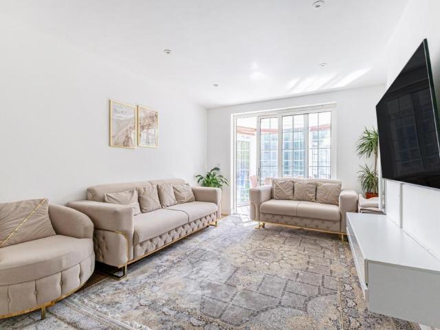 Clamp Hill Stanmore HA7 3 bed detached house to rent £3,145 pcm £726 pw