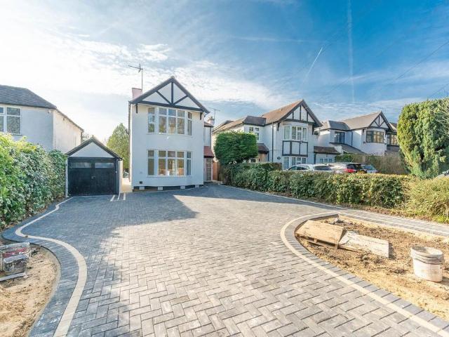 Clamp Hill, Stanmore, HA7 3 bed detached house to rent £3,145 pcm £726 pw
