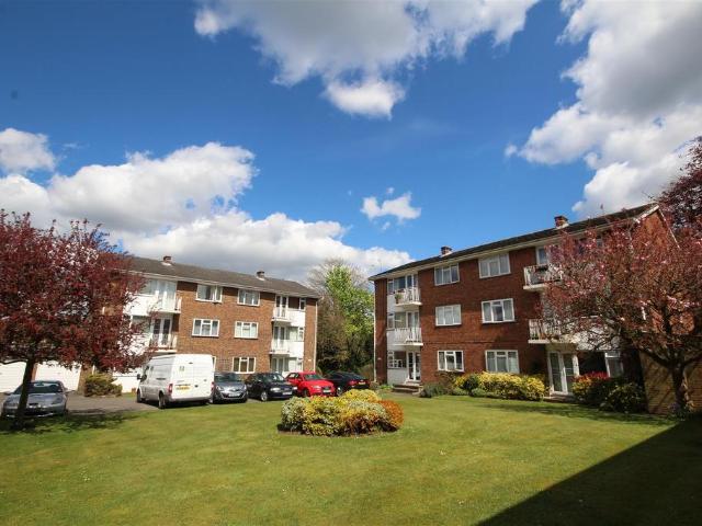 Clandon Road, Guildford 2 bed flat to rent £1,700 pcm £392 pw