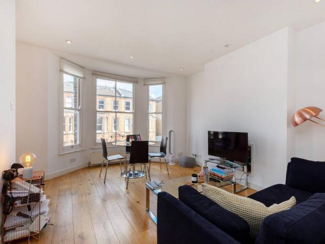 Clapham Old Town, London, SW4 1 bed flat to rent £2,250 pcm £519 pw