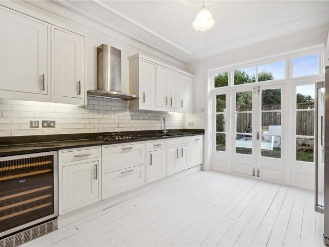 Clapham Common West Side, London, SW4 4 bed terraced house to rent £5,500 pcm £1,269 pw