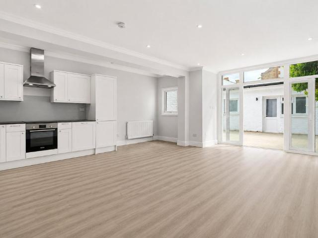 Clapham Common West Side, SW4 2 bed apartment to rent £3,650 pcm £842 pw