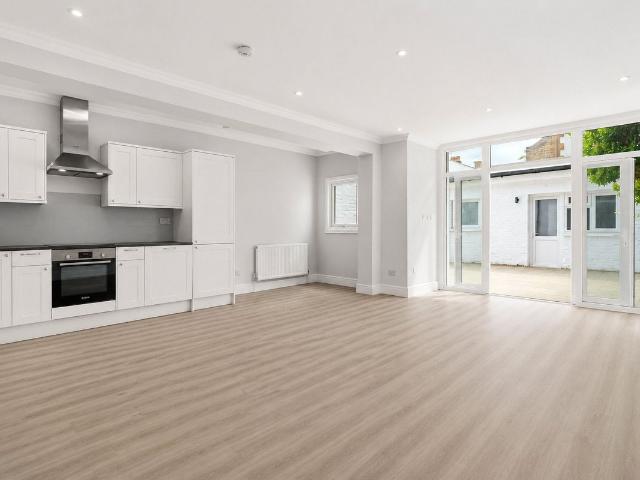 Clapham Common West Side SW4, 2 bed flat to rent, £3,650 pcm | PrimeLocation
