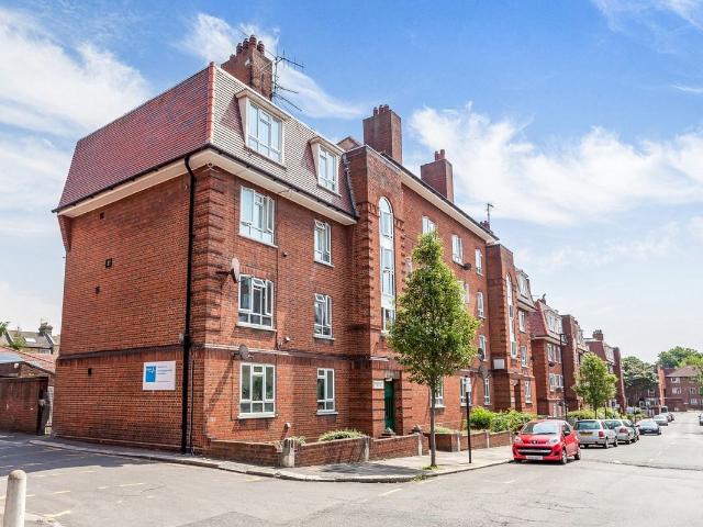 Clapham Common, London SW4, 2 bed flat to rent, £2,197 pcm | PrimeLocation