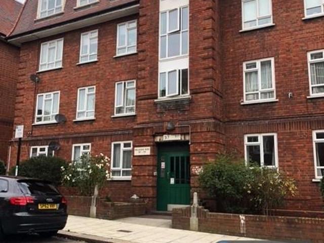 Clapham Common, London, SW4 3 bed flat to rent £3,150 pcm £727 pw