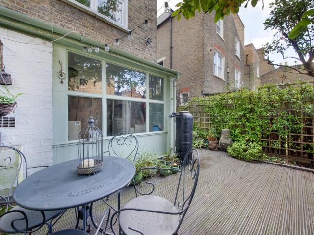 Clapham Common North Side, Clapham. 1 bed maisonette to rent £2,350 pcm £542 pw
