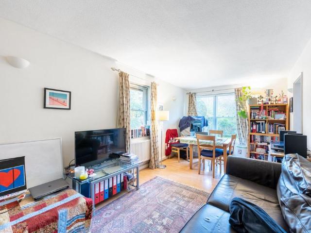 Clapham Common South Side, Clapham. 1 bed flat to rent £1,800 pcm £415 pw