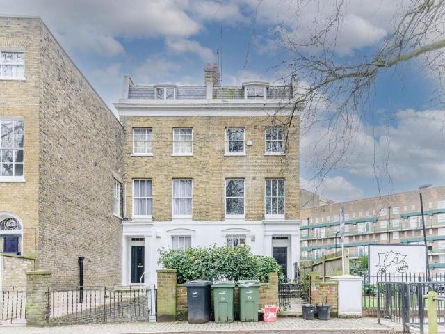 Clapham Common South Side, London, SW4 1 bed flat to rent £1,650 pcm £381 pw