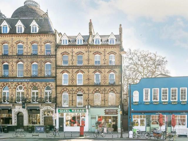 Clapham Common South Side, London SW4 1 bed flat to rent £2,100 pcm £485 pw