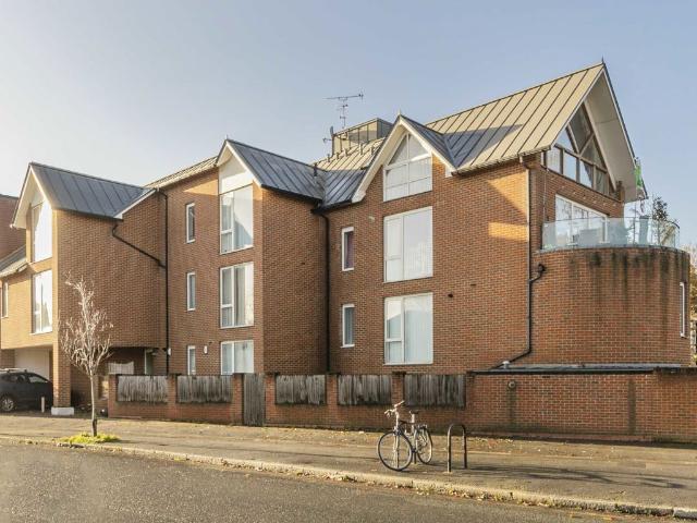 Clapham Court Terrace, Clapham SW4, 2 bed flat to rent, £2,550 pcm | PrimeLocation