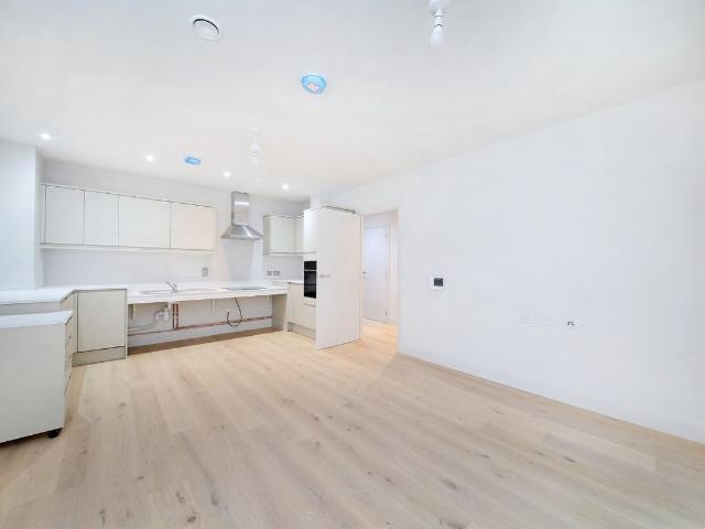 Clapham High Street, Clapham North SW4, 2 bed flat to rent, £4,000 pcm | PrimeLocation