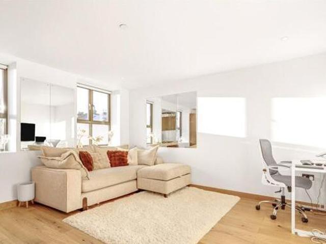 Clapham High Street, London, 1 Bedroom Flat