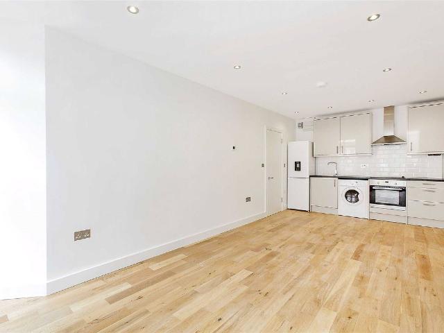 Clapham High Street, London SW4, 1 bed flat to rent, £1,700 pcm | PrimeLocation