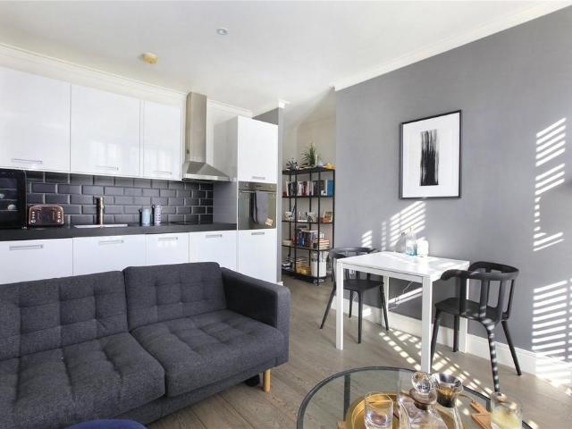 Clapham High Street, London SW4 1 bed flat to rent £2,000 pcm £462 pw