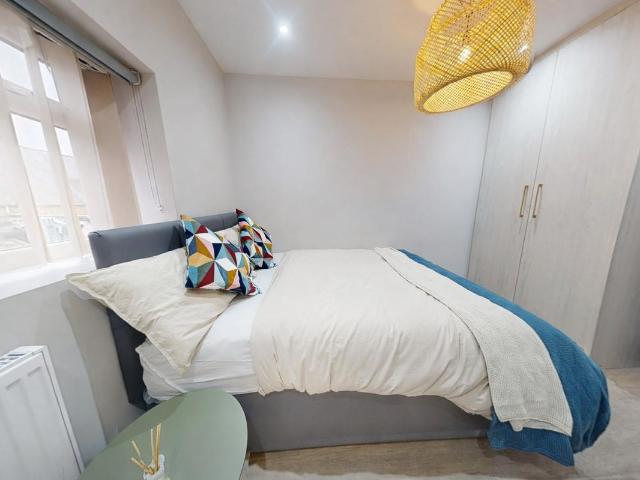Clapham High Street, London SW4, Room to rent, £1,250 pcm | PrimeLocation