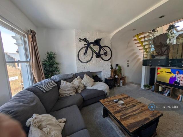 Clapham, London, SW4 1 bed flat to rent £2,250 pcm £519 pw