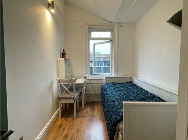 Clapham Park Road, London SW4, Studio to rent, £1,250 pcm | PrimeLocation