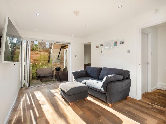 Clapham Park Road, London SW4, 1 bed flat to rent, £2,350 pcm | PrimeLocation
