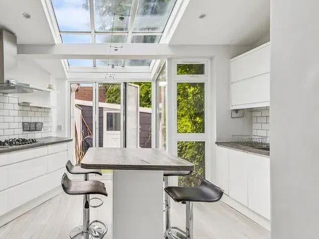 Clapham Park Road, London, SW4 7AP, United Kingdom | 3 bed apartment for rent #167752210 | Rentberry
