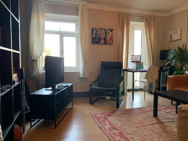 Clapham Road, Clapham North SW4 3 bed flat to rent £3,000 pcm £692 pw