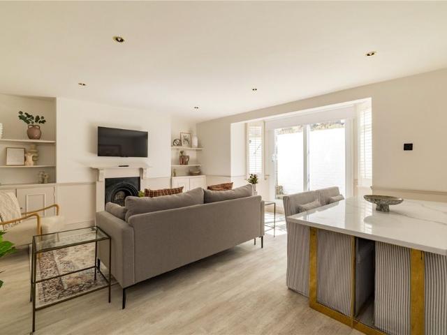 Clapham Road, London, SW9 9BT