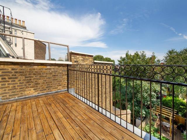 Clapham Road, London SW9 2 bed flat to rent £3,000 pcm £692 pw