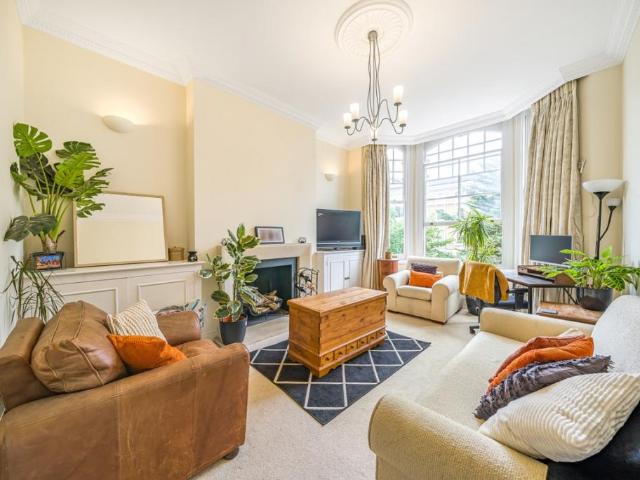Clapham Road, London, SW9 2 bed flat to rent £2,600 pcm £600 pw