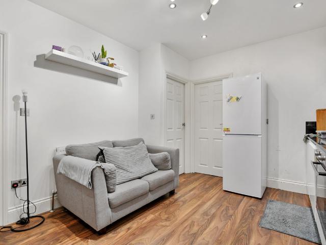 Clapham Road, London SW9, 3 bed flat to rent, £2,700 pcm | PrimeLocation