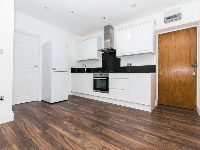 Clapham Road, London SW9, 3 bed flat to rent, £2,995 pcm | PrimeLocation