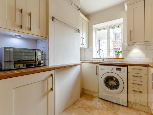 Clapham Road, London 2 bed flat to rent £2,400 pcm £554 pw