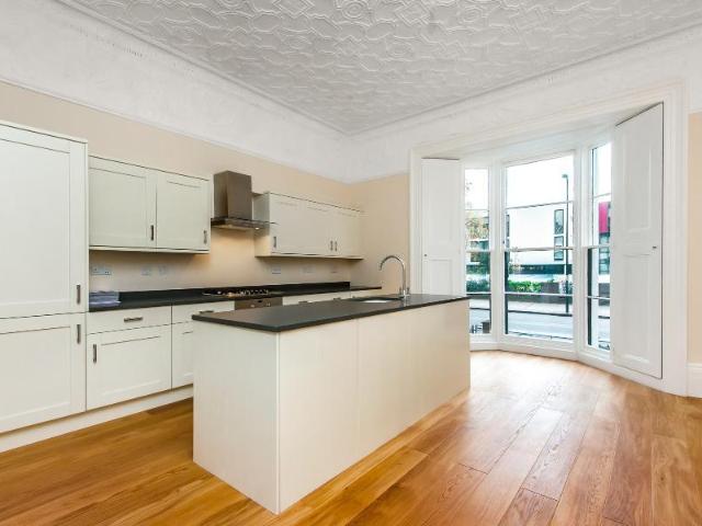 CLAPHAM ROAD, SW9 2 bed flat to rent £2,648 pcm £611 pw