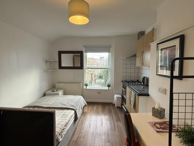 CLAPHAM StudioFlat all bills are included,£1400pcm