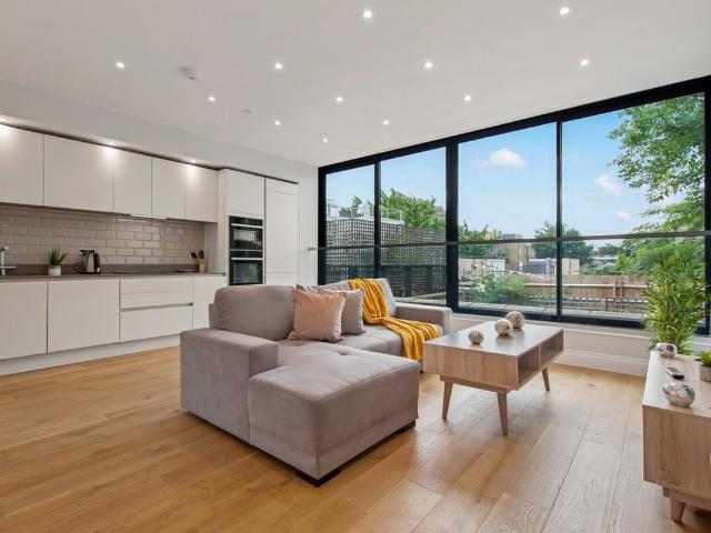 Clapton N16, 3 bed flat to rent, £13,238 pcm | PrimeLocation