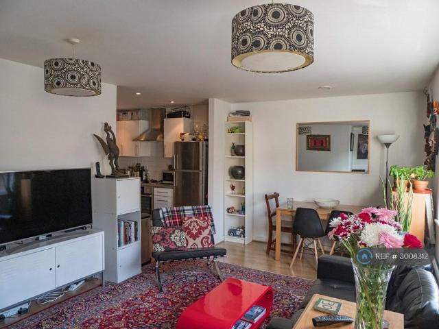 Clapton Square, London, E5 2 bed flat to rent £2,590 pcm £598 pw
