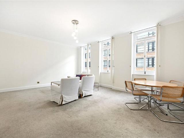 Clarges Street, London 2 bed flat to rent £4,000 pcm £923 pw
