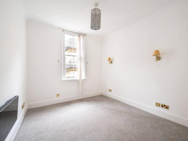 Clarges Street, Mayfair, London, W1J 2 bed flat to rent £3,800 pcm £877 pw
