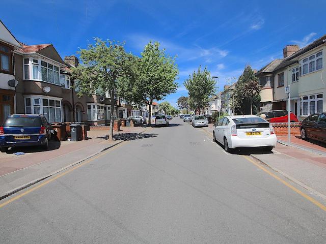 Clare Gardens, Barking IG11, 1 bed property to rent, £1,100 pcm | PrimeLocation