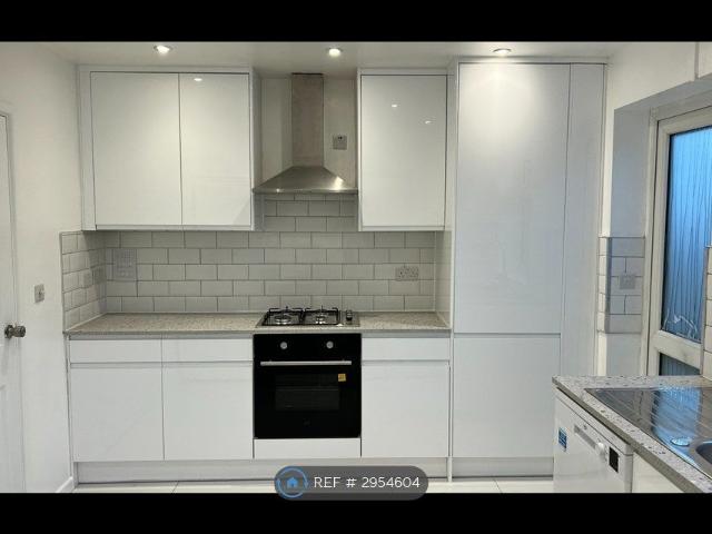 Clare Road, Maidenhead SL6, 3 bed bungalow to rent, £2,300 pcm | PrimeLocation