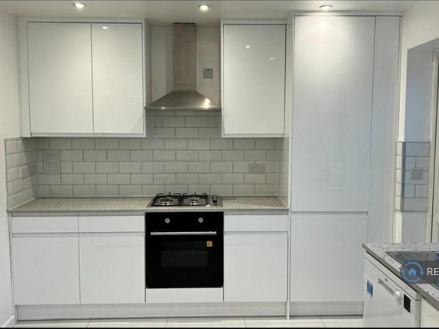 Clare Road, Maidenhead, SL6 3 bed bungalow to rent £2,300 pcm £531 pw