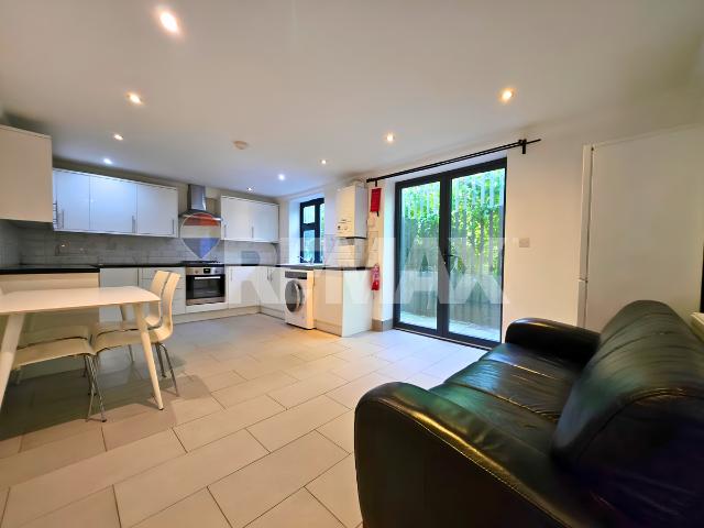 Claremont Close, London E16, 1 bed flat to rent, £1,625 pcm | PrimeLocation