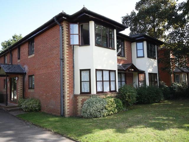 Claremont Avenue, Woking GU22 1 bed flat to rent £1,000 pcm £231 pw