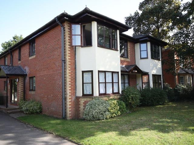 Claremont Avenue, Woking GU22, 1 bed flat to rent, £1,000 pcm | PrimeLocation