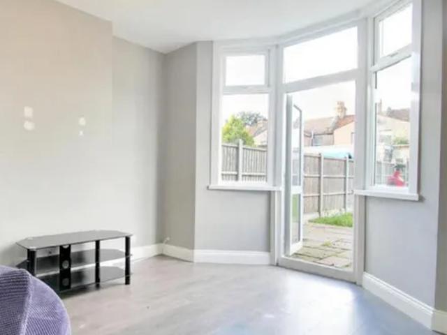 Claremont Gardens, London, IG3 8AH, United Kingdom | 3 bed townhouse for rent #110814941 | Rentberry