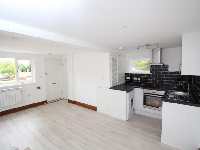 Claremont Gardens, Surbiton KT6 Studio to rent £1,075 pcm £248 pw