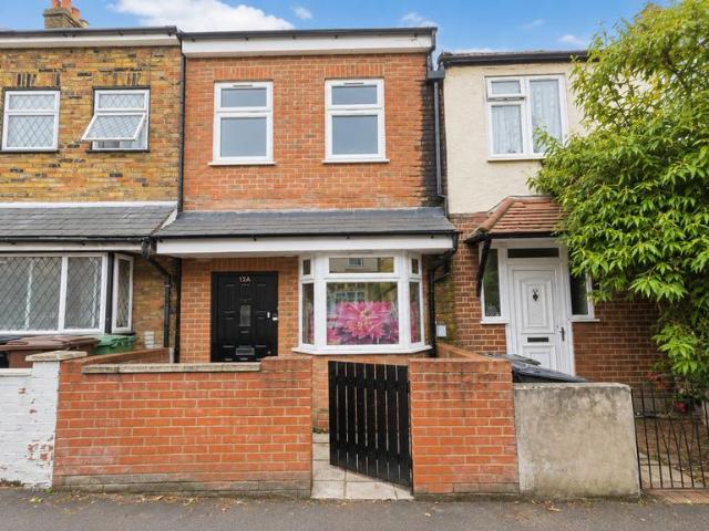 Claremont Road, London, E17 2 bed terraced house to rent £2,100 pcm £485 pw
