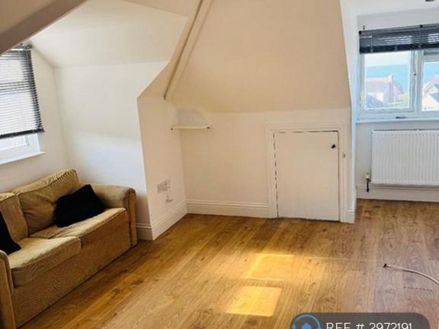 Claremont Road, Seaford, BN25 2 bed flat to rent £1,295 pcm £299 pw