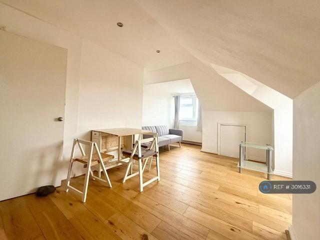 Claremont Road, Seaford, BN25 2 bed flat to rent £1,295 pcm £299 pw
