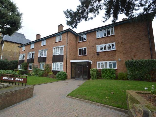 Claremont Road Surbiton 2 bed maisonette to rent £1,875 pcm £433 pw